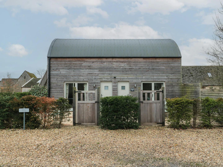 The Weatherboard Barn, Oxfordshire, England | Plum Guide