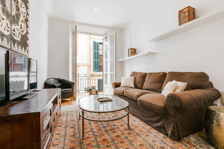 Ochre Eyes, Centre, Palma | Plum Guide