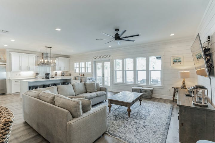 Stay in the best homes in United States | Plum Guide