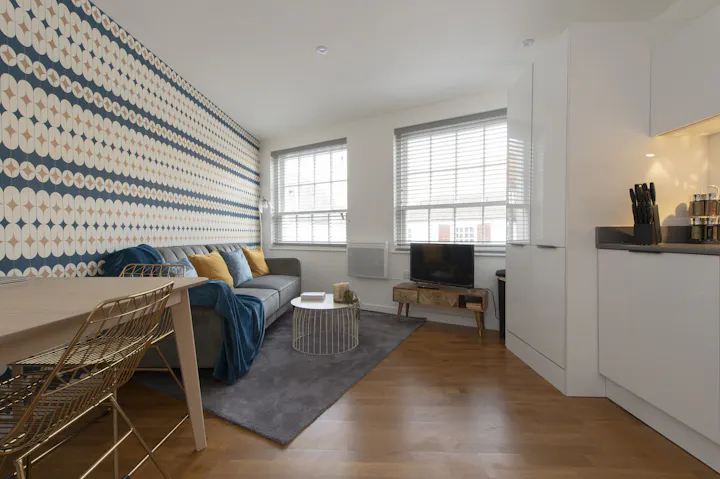 The Dandelion's Mane, Surrey | Plum Guide