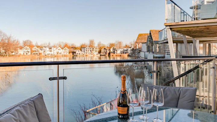 Serenity Lake, Cirencester, Gloucestershire | Plum Guide