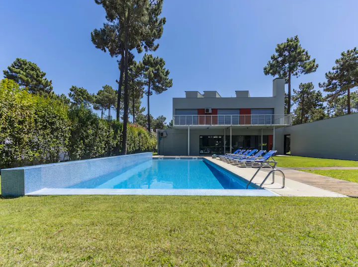 Take Your Swing, Almada | Plum Guide